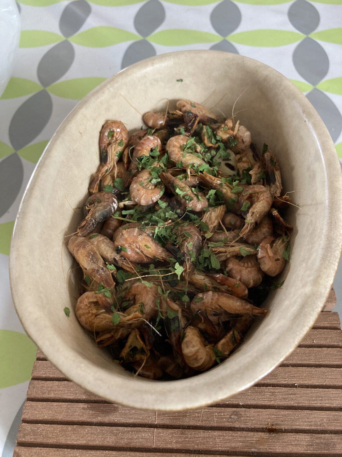Crevettes grises sautées à l’ail et au thym – Torchons & Serviettes